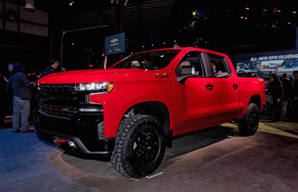 GM officially unveils the new Silverado, and it's a beast - alt_driver