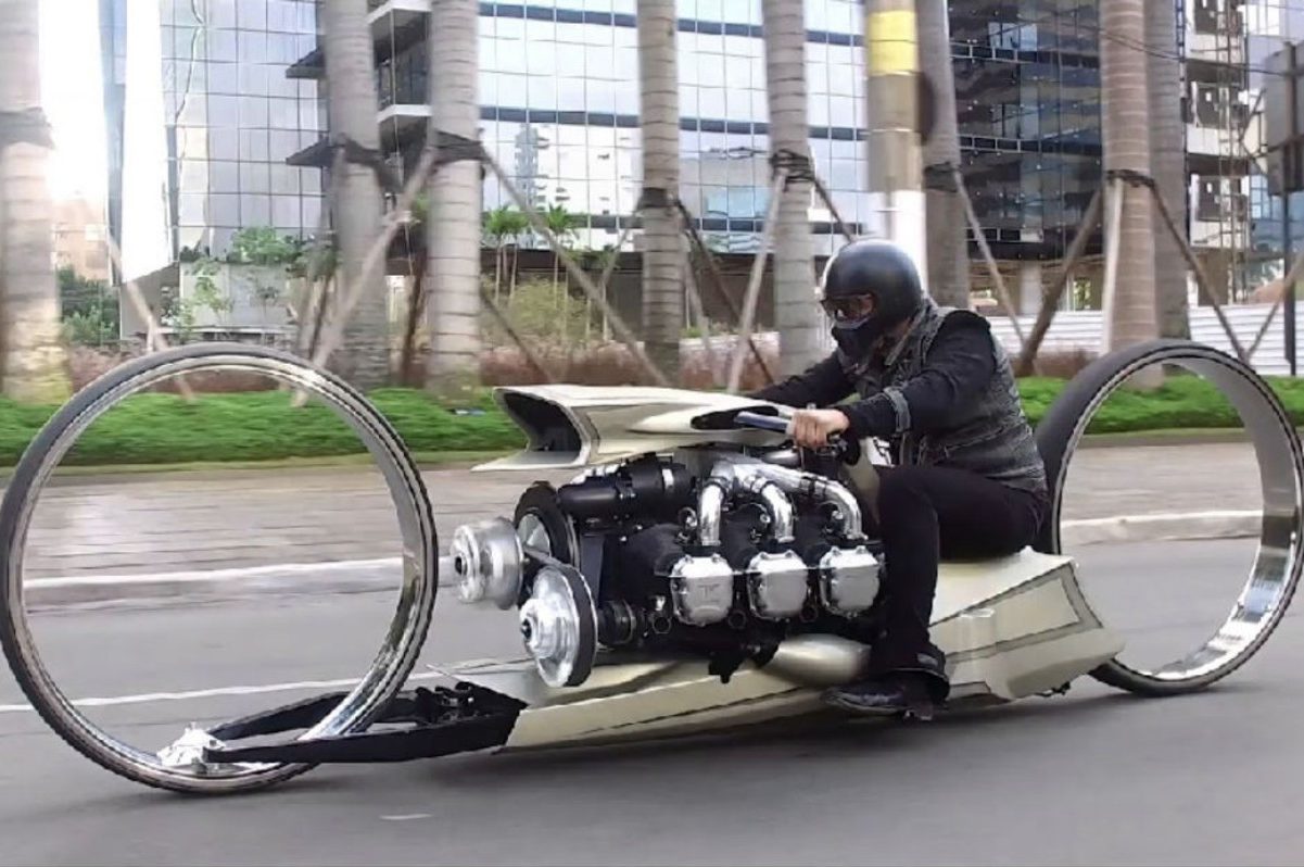 Award-Winning Motorcycle Has an Airplane Engine and Hubless Wheels ...