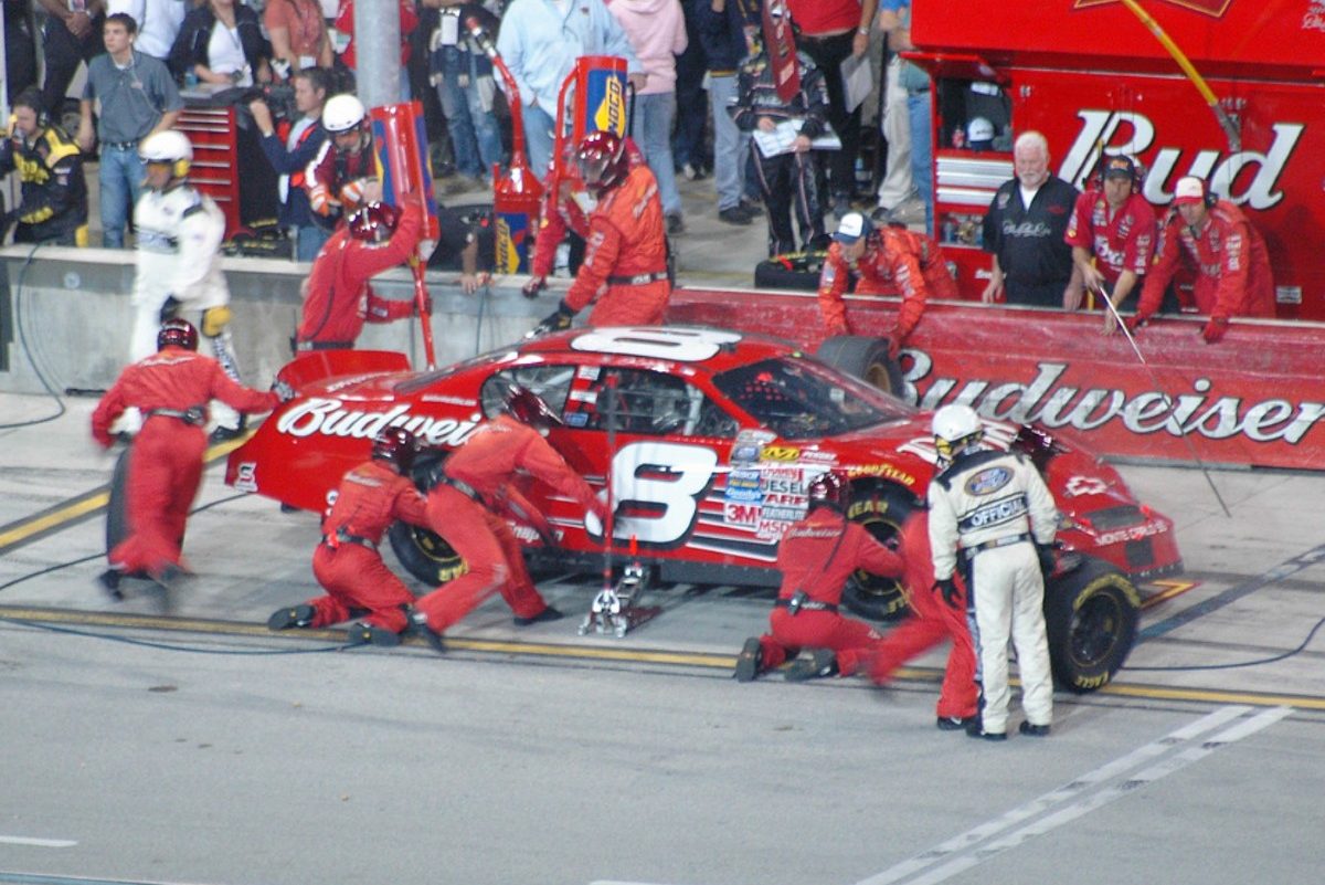 Here s The Average Salary Of A NASCAR Pit Crew Member Engaging Car Here s The Average Salary Of A NASCAR Pit Crew Member Engaging Car