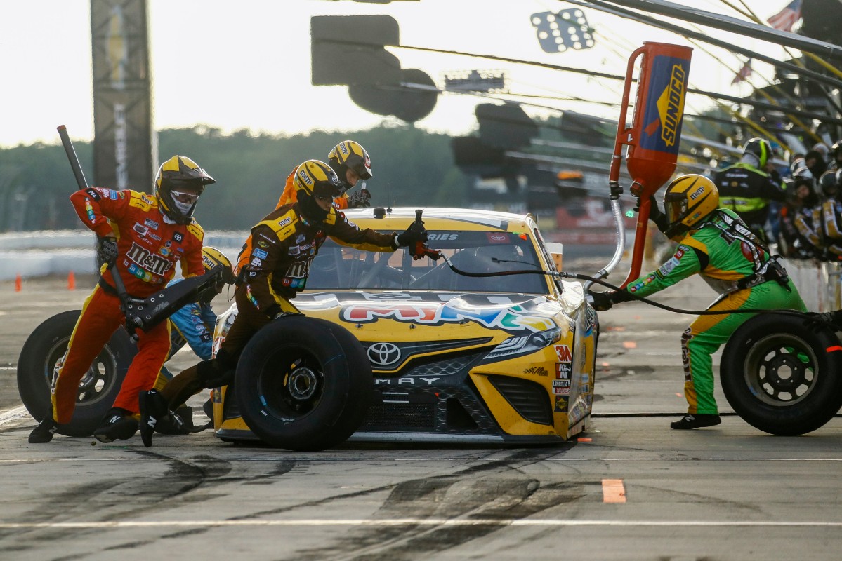 How A NASCAR Pit Stop Works The Responsibilities Of Each Crew Member How A NASCAR Pit Stop Works The Responsibilities Of Each Crew Member