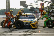 How A NASCAR Pit Stop Works The Responsibilities Of Each Crew Member How A NASCAR Pit Stop Works The Responsibilities Of Each Crew Member
